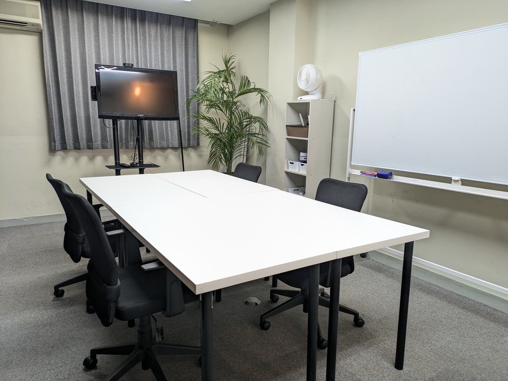 広瀬通 4名 【5階5-D会議室】TVモニター付／Wi-fi・ホワイトボード／24時間ご利用可能／飲食OK／長時間利用にも◎の写真5