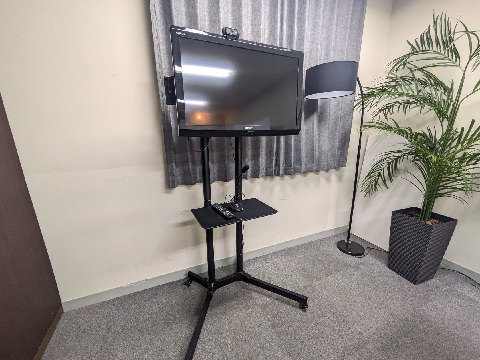 広瀬通 4名 【5階5-D会議室】TVモニター付／Wi-fi・ホワイトボード／24時間ご利用可能／飲食OK／長時間利用にも◎の写真6