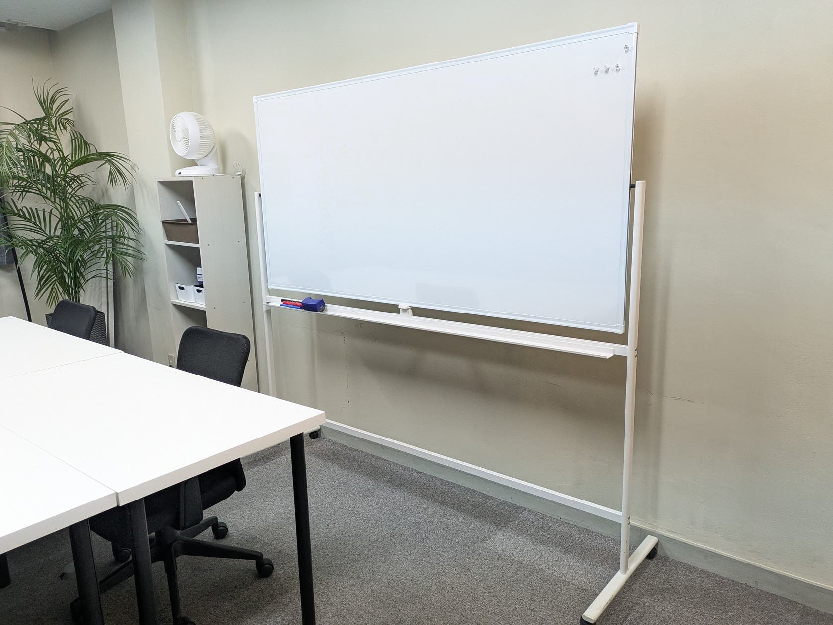 広瀬通 4名 【5階5-D会議室】TVモニター付／Wi-fi・ホワイトボード／24時間ご利用可能／飲食OK／長時間利用にも◎の写真11