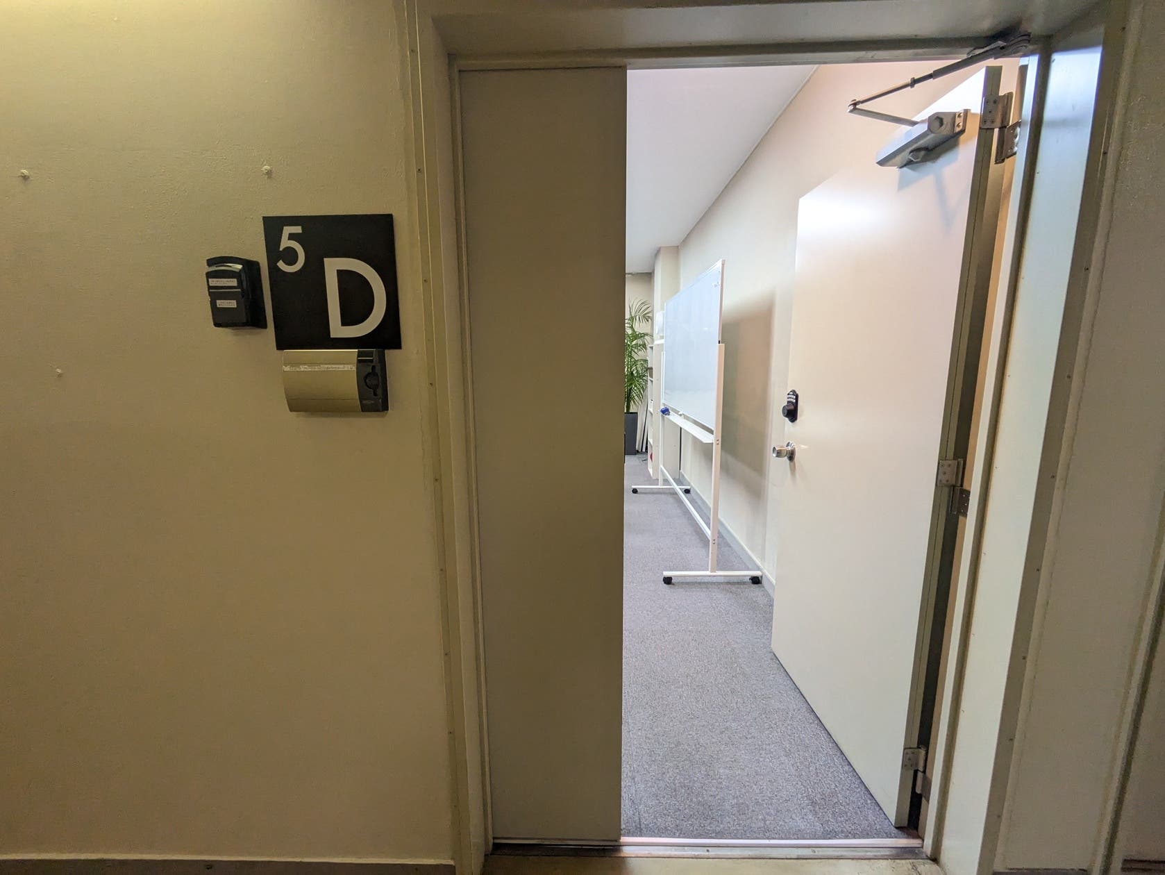 広瀬通 4名 【5階5-D会議室】TVモニター付／Wi-fi・ホワイトボード／24時間ご利用可能／飲食OK／長時間利用にも◎の写真12