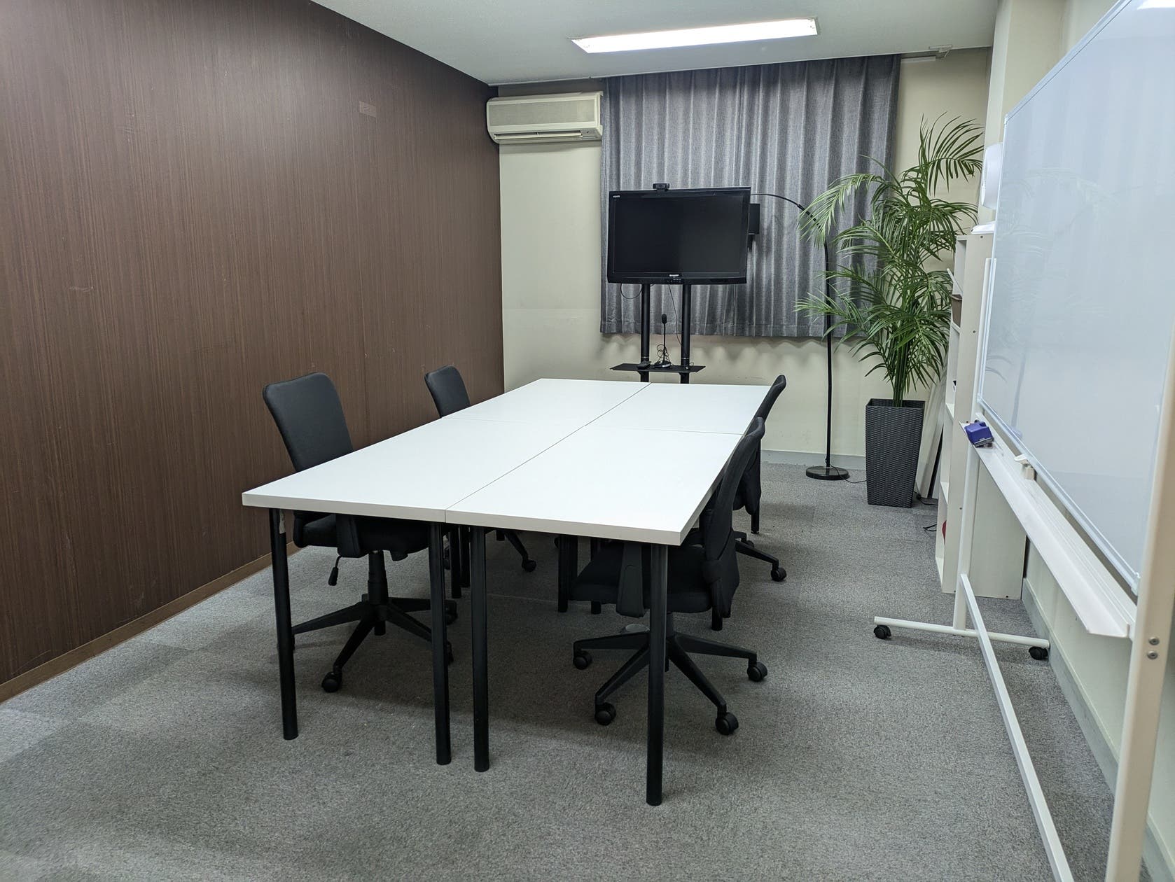 広瀬通 4名 【5階5-D会議室】TVモニター付／Wi-fi・ホワイトボード／24時間ご利用可能／飲食OK／長時間利用にも◎の写真3