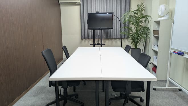 広瀬通 4名 【5階5-D会議室】TVモニター付/Wi-fi・ホワイトボード/24時間ご利用可能/飲食OK/長時間利用にも◎の写真2