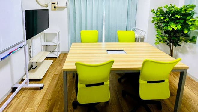 【船橋駅徒歩5分】24時間利用可能!テレビ、高速WiFi、ホワイトボード完備☆会議/打合せ/オンライン/ボドゲに最適の写真1