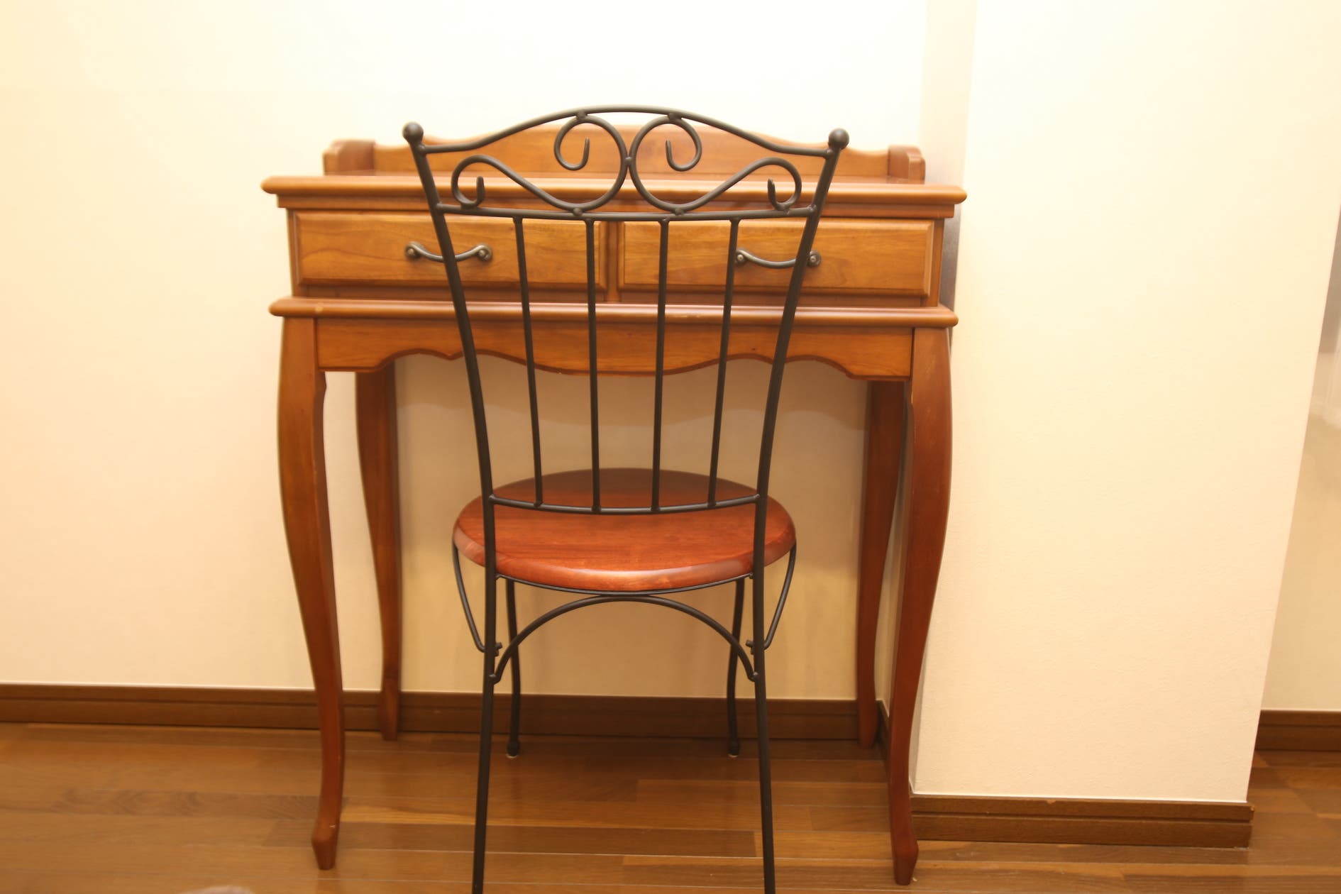 【横浜駅7分】ネイルデスク入荷🌟/ペーパーシーツ無料😊/完全個室/1階/手動昇降ベッド（有孔）/室内トイレ付/Rainbowの写真13