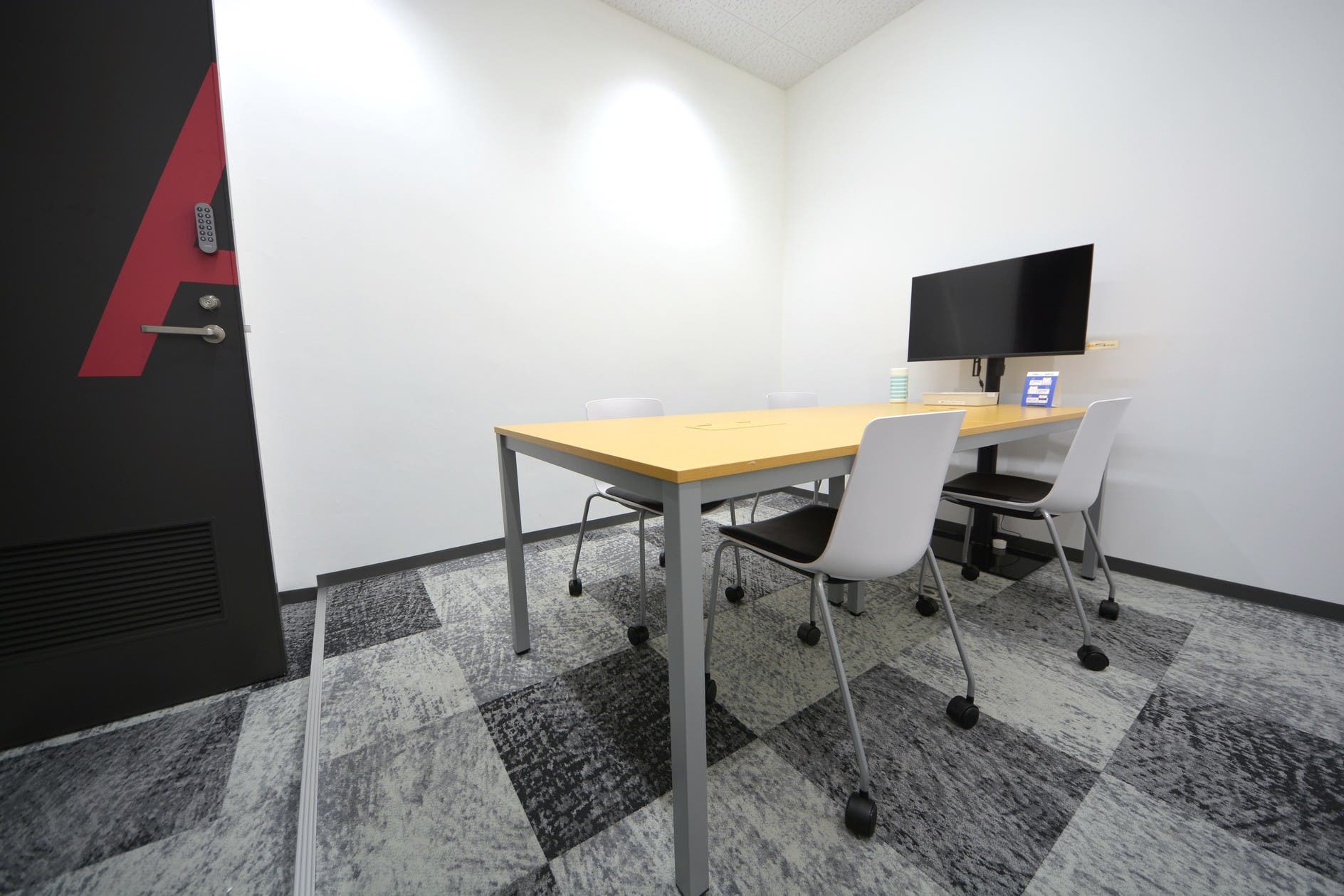 【堺筋本町駅直結】4名利用/Aタイプ/貸会議室/web会議/打ち合わせ/コワーク等の写真1