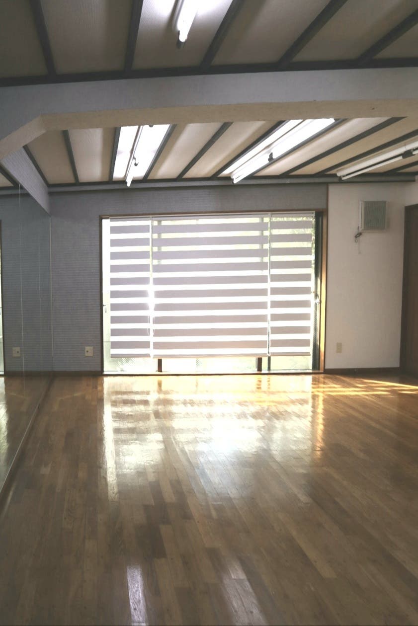 2025年1月オープン☆駅近、２面鏡貼、ダンスやヨガに最適、ヨガブロック・ブランケット完備、自然光が入る明るいスタジオの写真2