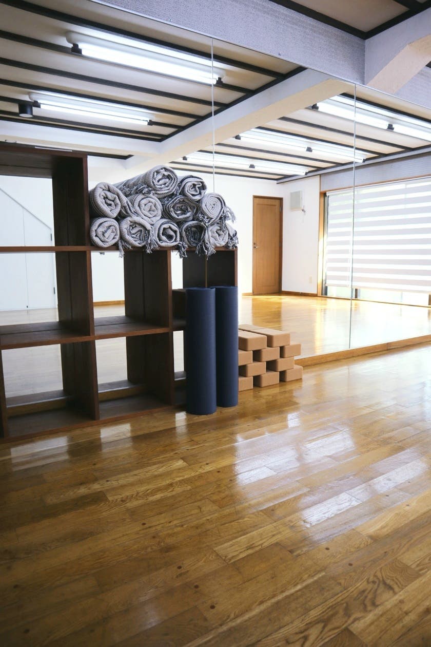 2025年1月オープン☆駅近、２面鏡貼、ダンスやヨガに最適、ヨガブロック・ブランケット完備、自然光が入る明るいスタジオの写真3