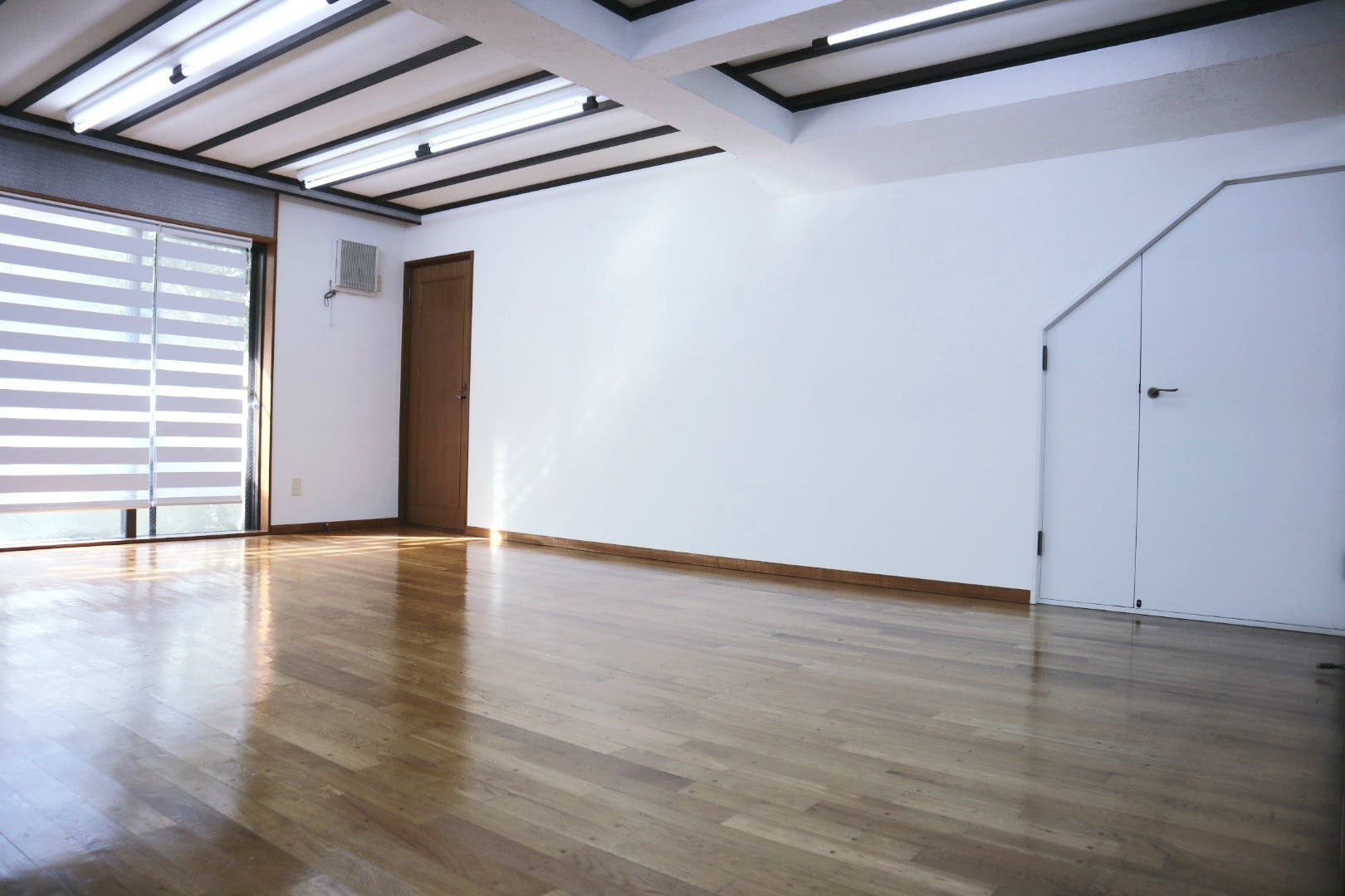 2025年1月オープン☆駅近、２面鏡貼、ダンスやヨガに最適、ヨガブロック・ブランケット完備、自然光が入る明るいスタジオの写真1