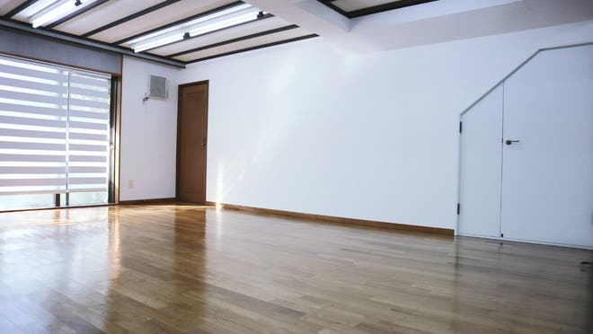 2025年1月オープン☆駅近、2面鏡貼、ダンスやヨガに最適、ヨガブロック・ブランケット完備、自然光が入る明るいスタジオの写真1