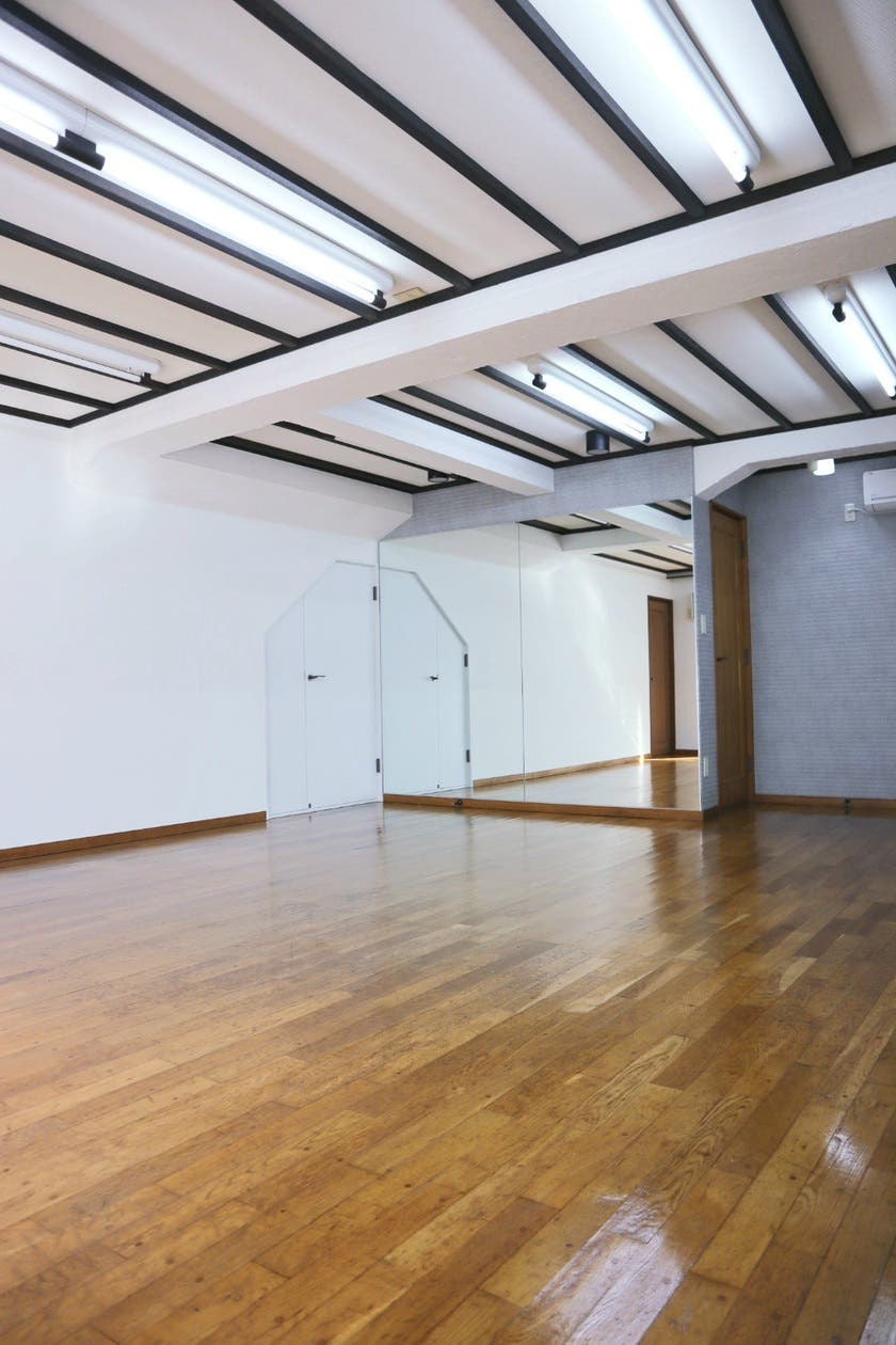 2025年1月オープン☆駅近、２面鏡貼、ダンスやヨガに最適、ヨガブロック・ブランケット完備、自然光が入る明るいスタジオの写真6