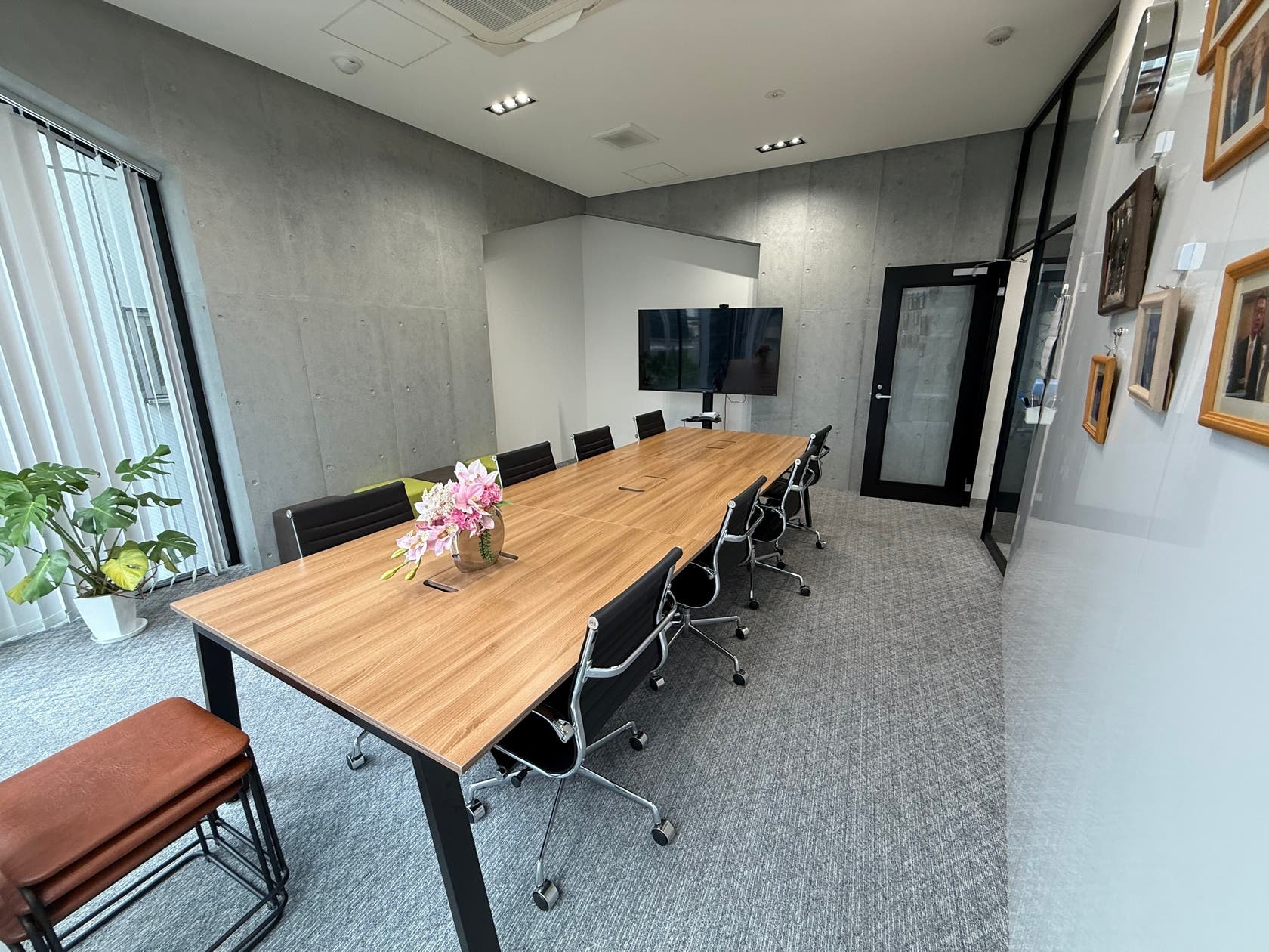東京メトロ有楽町線「麹町駅」徒歩3分の好立地にある、最大14名収容可能な会議室です。の写真1