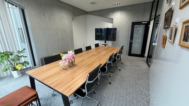 東京メトロ有楽町線「麹町駅」徒歩3分の好立地にある、最大14名収容可能な会議室です。の写真1