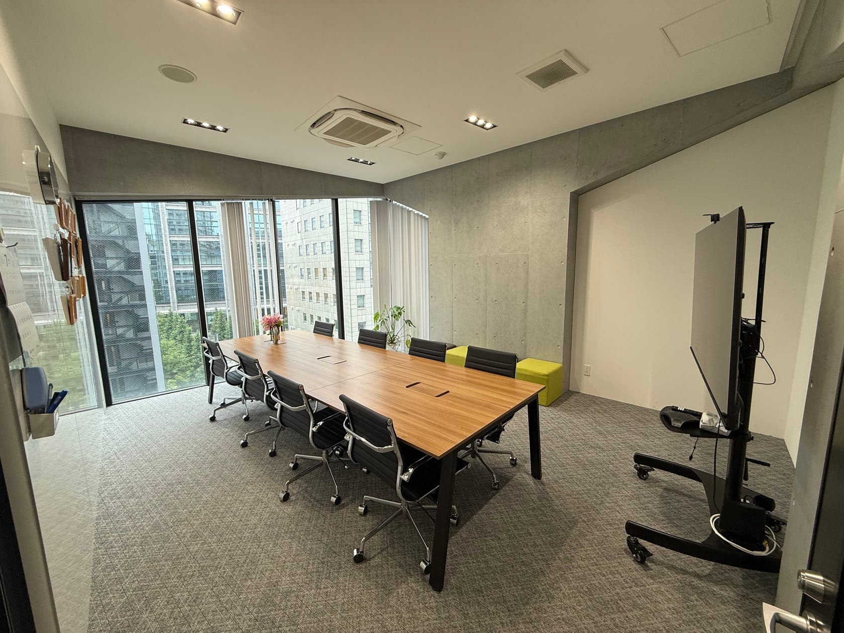 東京メトロ有楽町線「麹町駅」徒歩3分の好立地にある、最大14名収容可能な会議室です。の写真2