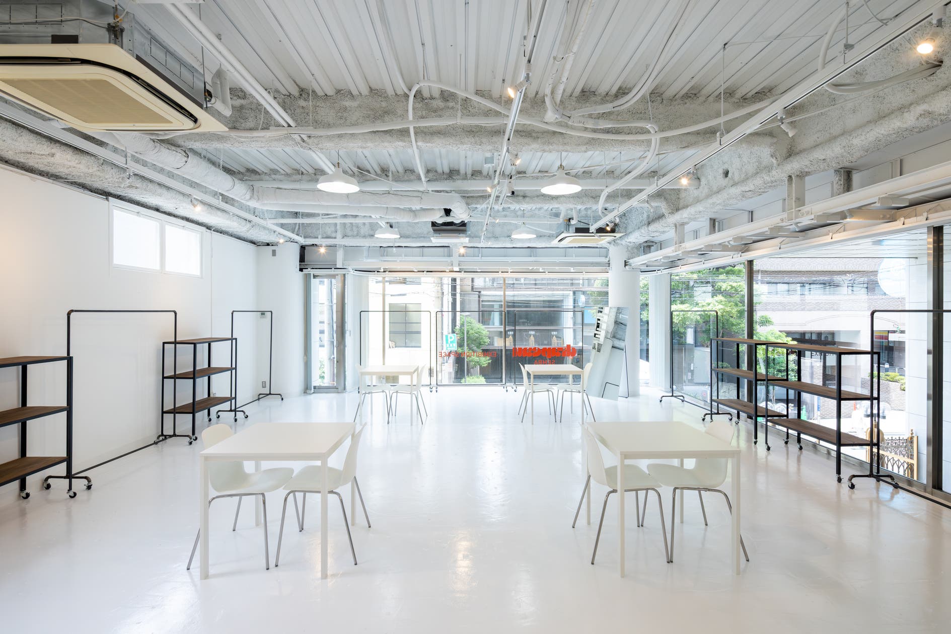 大阪・心斎橋，南船場にある展示会場。自然光あふれる，開放的な空間。の写真1