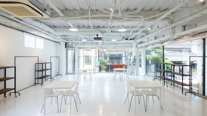 大阪・心斎橋,南船場にある展示会場。自然光あふれる,開放的な空間。の写真1