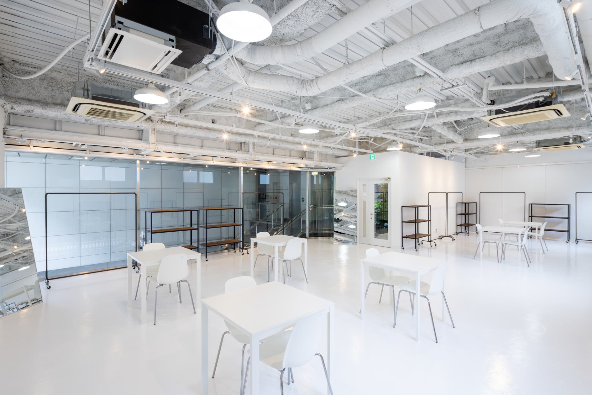 大阪・心斎橋，南船場にある展示会場。自然光あふれる，開放的な空間。の写真3