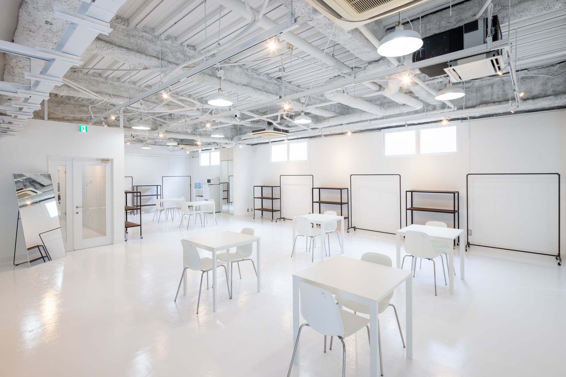 大阪・心斎橋，南船場にある展示会場。自然光あふれる，開放的な空間。の写真4