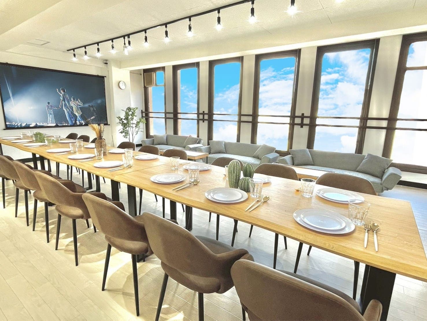 【京都駅7分】2025年7月オープン！32名着席OK🛋100㌅プロジェクター🎬歓送迎会・女子会に🎉会議・交流会・上映会にも🧳の写真2