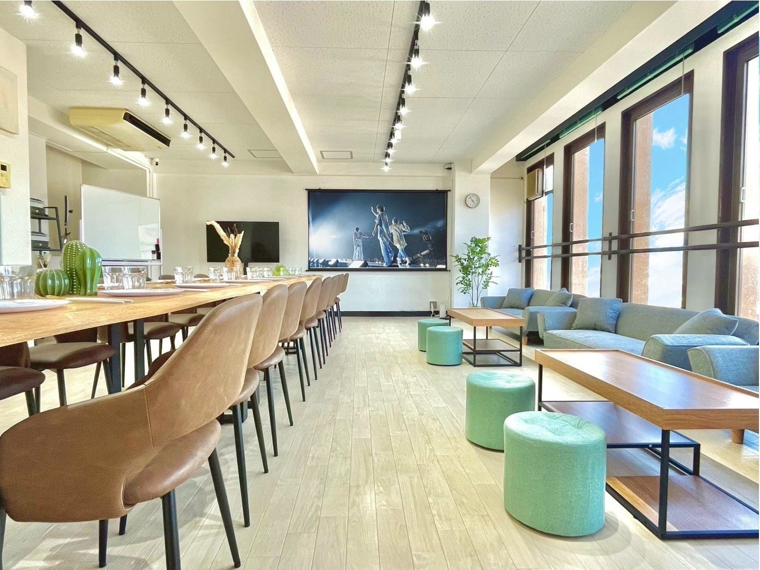 【京都駅7分】2025年7月オープン！32名着席OK🛋100㌅プロジェクター🎬歓送迎会・女子会に🎉会議・交流会・上映会にも🧳の写真1