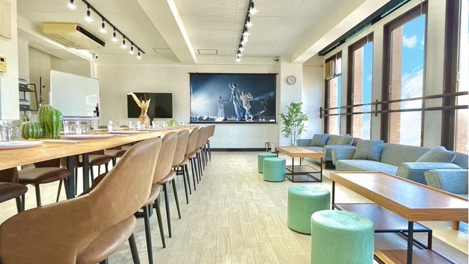 【京都駅7分】2025年7月オープン!32名着席OK🛋100㌅プロジェクター🎬歓送迎会・女子会に🎉会議・交流会・上映会にも🧳の写真1