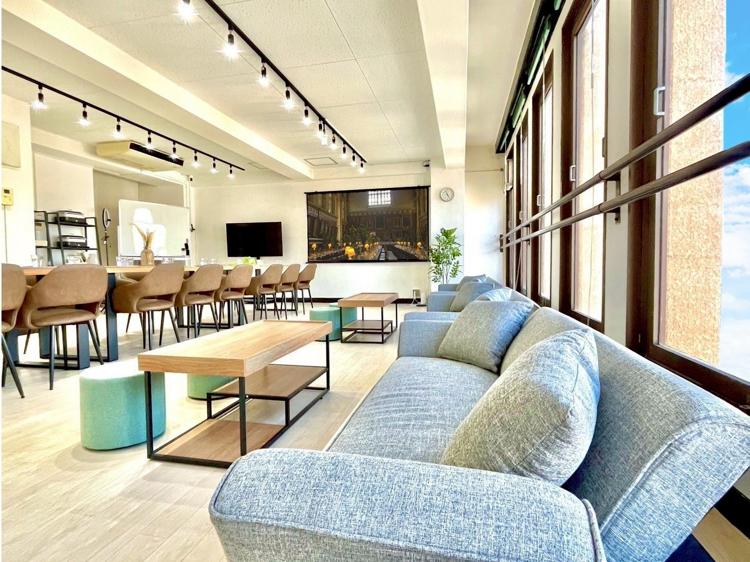 【京都駅7分】2025年7月オープン！32名着席OK🛋100㌅プロジェクター🎬歓送迎会・女子会に🎉会議・交流会・上映会にも🧳の写真3