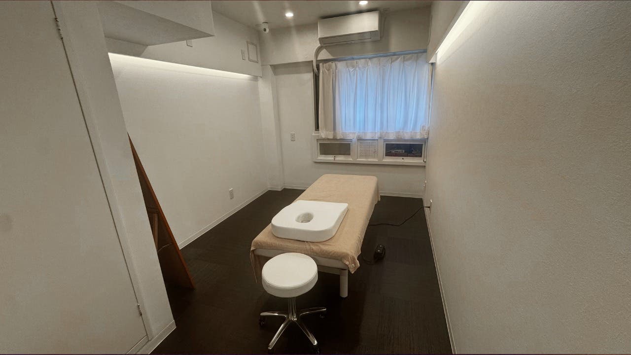 【港区・赤坂のレンタルサロン】溜池山王駅３分🚶個室🤫昇降機能付き施術ベッド完備『レンタルサロン東風』の写真1