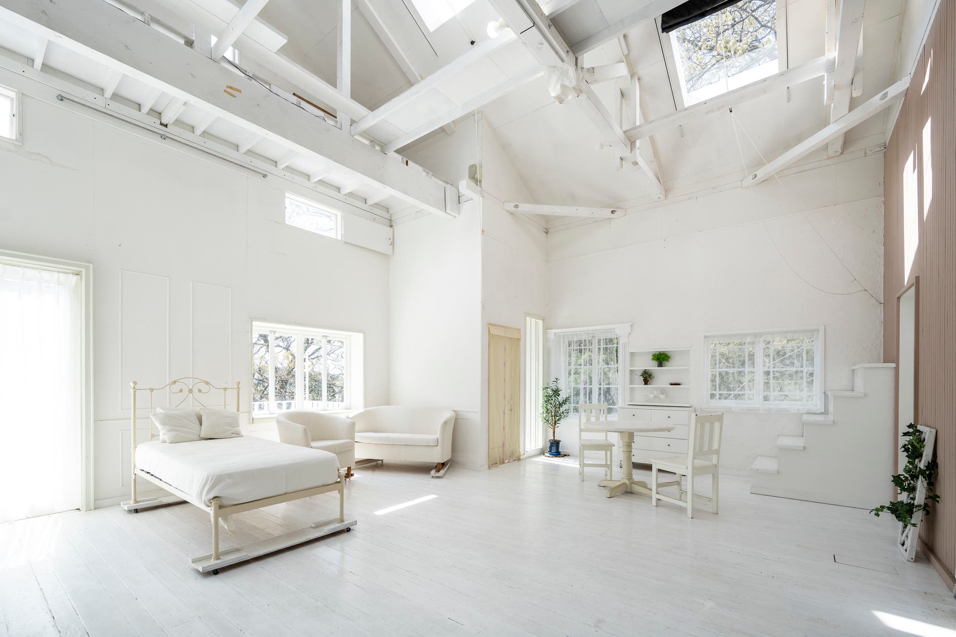 【都心から90分】自然光×高天井×260㎡｜ロケバスOKの大型撮影ハウススタジオの写真5