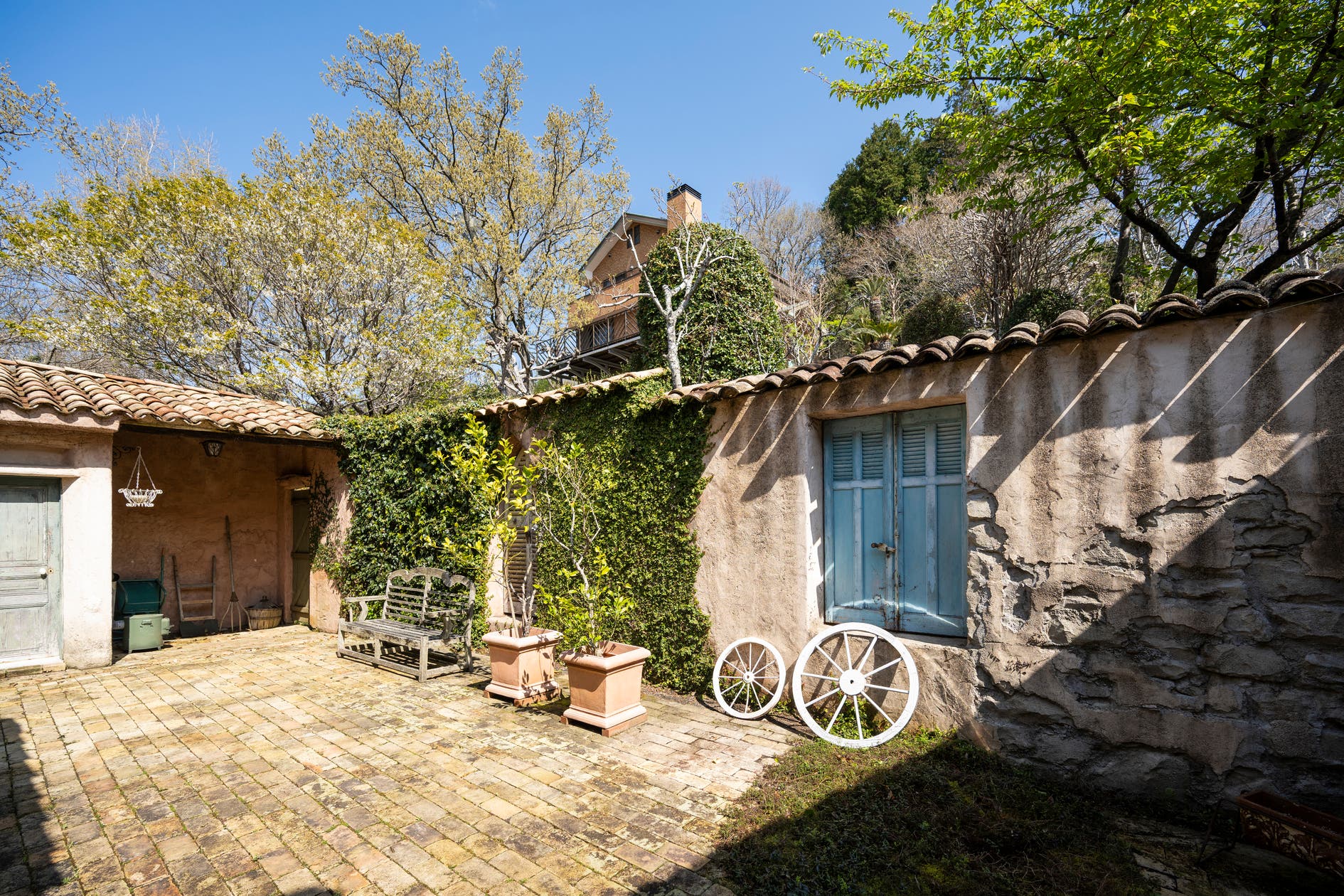 【都心から90分】自然光×高天井×260㎡｜ロケバスOKの大型撮影ハウススタジオの写真4