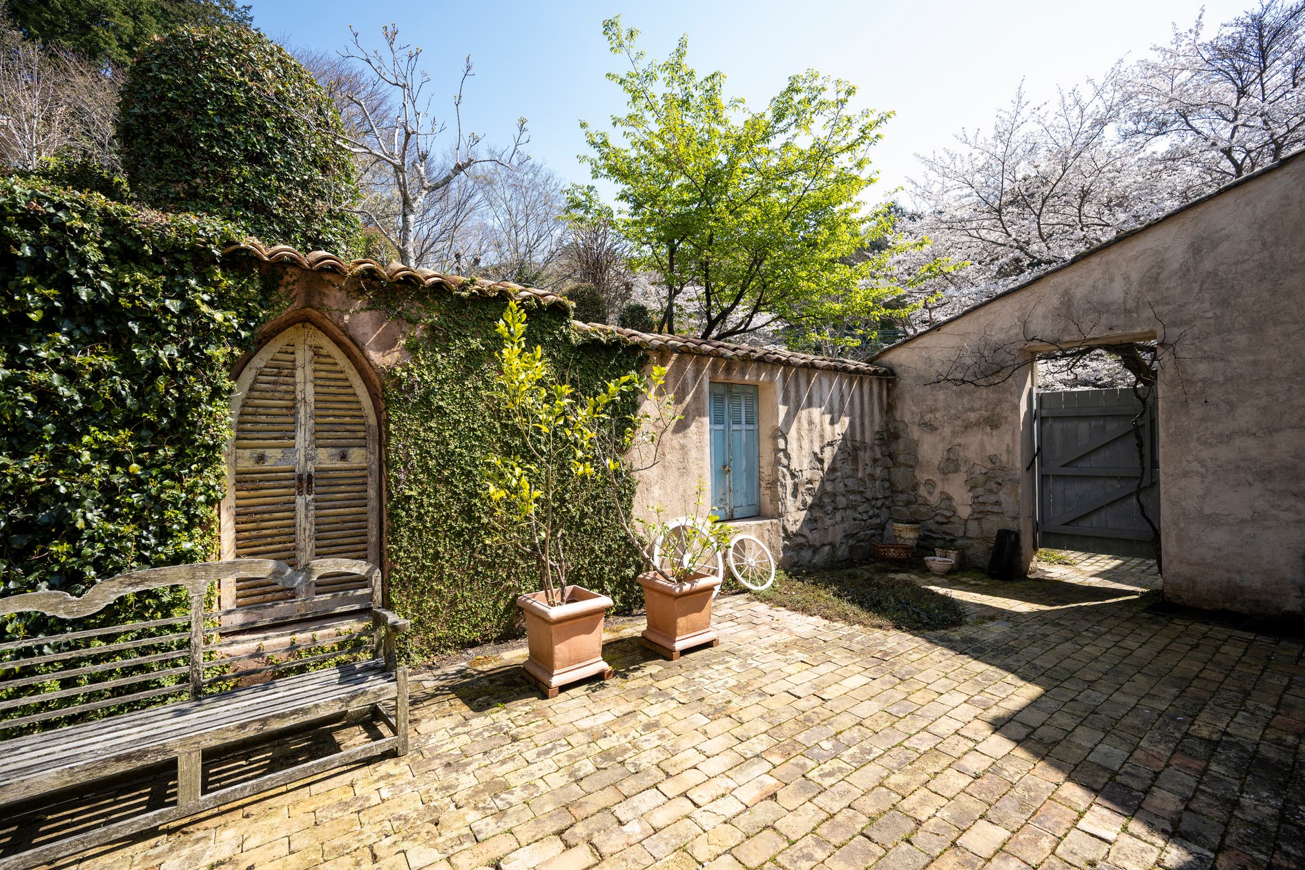 【都心から90分】自然光×高天井×260㎡｜ロケバスOKの大型撮影ハウススタジオの写真18