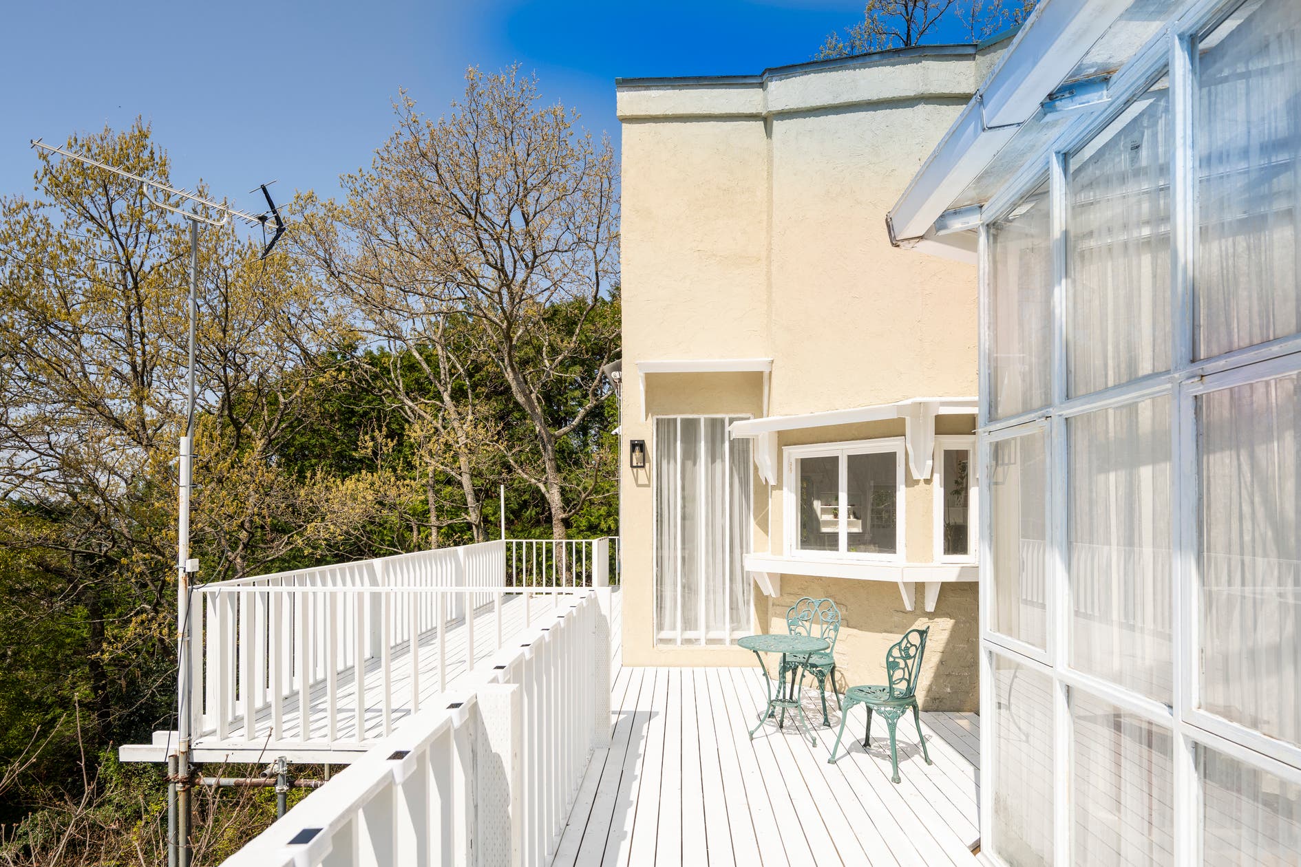 【都心から90分】自然光×高天井×260㎡｜ロケバスOKの大型撮影ハウススタジオの写真21