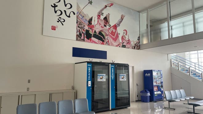 【テレキューブ】徳島阿波おどり空港の個室型ワークブース(278-01)です。視線と音を遮る、プライベートな集中環境。の写真1