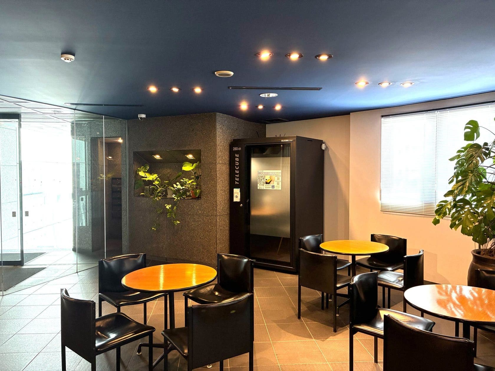 【テレキューブ】恵比寿ファイブビルの個室型ワークブース（280-01）です。視線と音を遮る、プライベートな集中環境。の写真1
