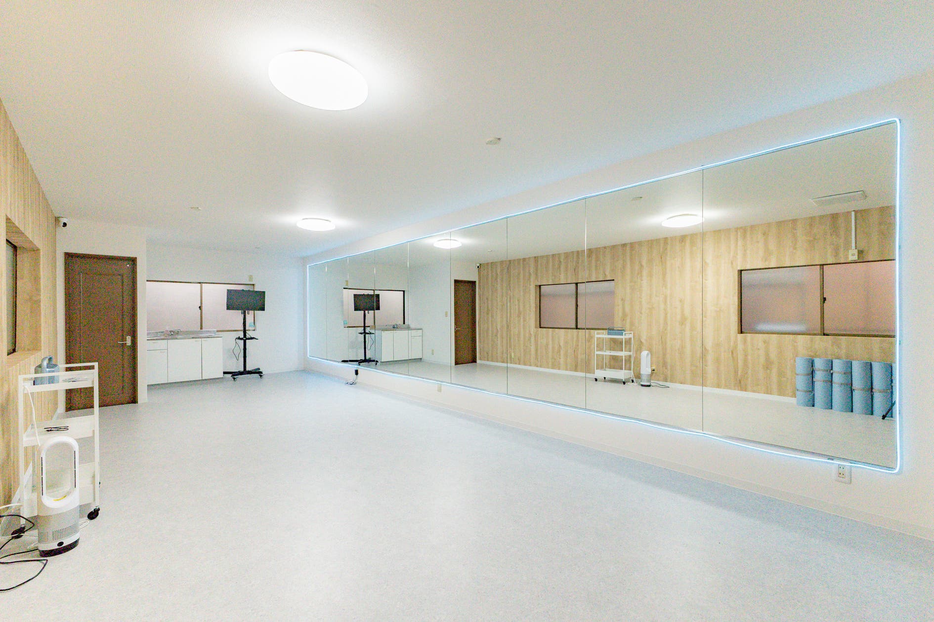 【✨OPEN記念✨🎉】駅徒歩２分！⭐️お洒落でダンス可能なレンタルスタジオ✨ヨガや撮影にも人気✨の写真3