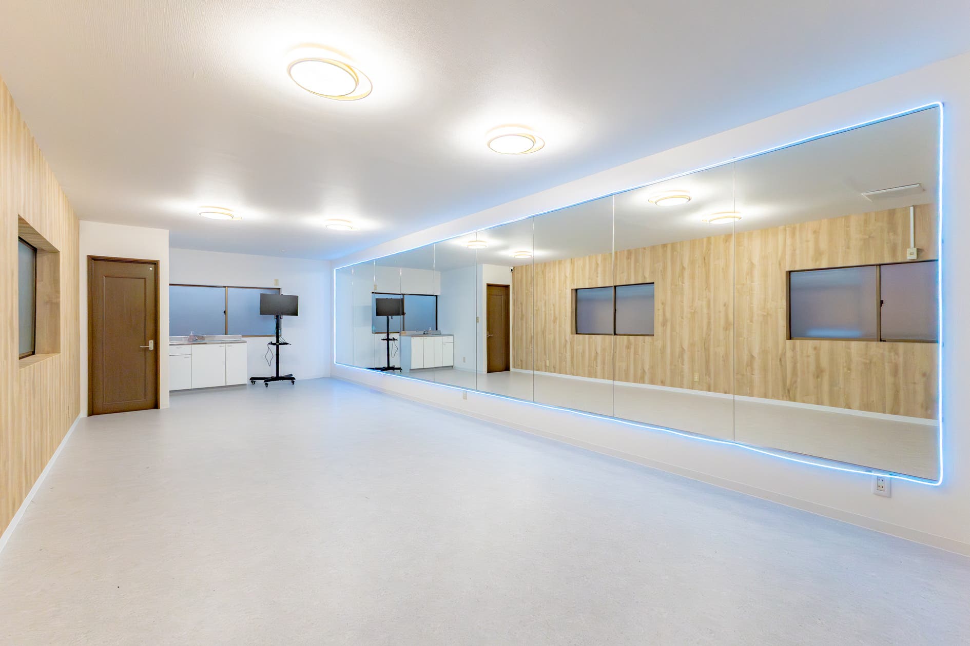 【✨OPEN記念✨🎉】駅徒歩２分！⭐️お洒落でダンス可能なレンタルスタジオ✨ヨガや撮影にも人気✨の写真1