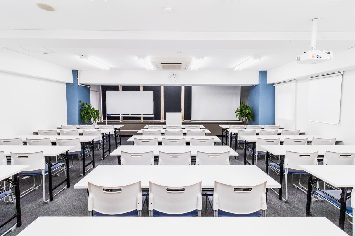 【池袋駅西口出口目の前！定員54名】プロジェクター・ホワイトボード・マイク・WiFi全て無料！ふれあい貸し会議室 池袋No148の写真1