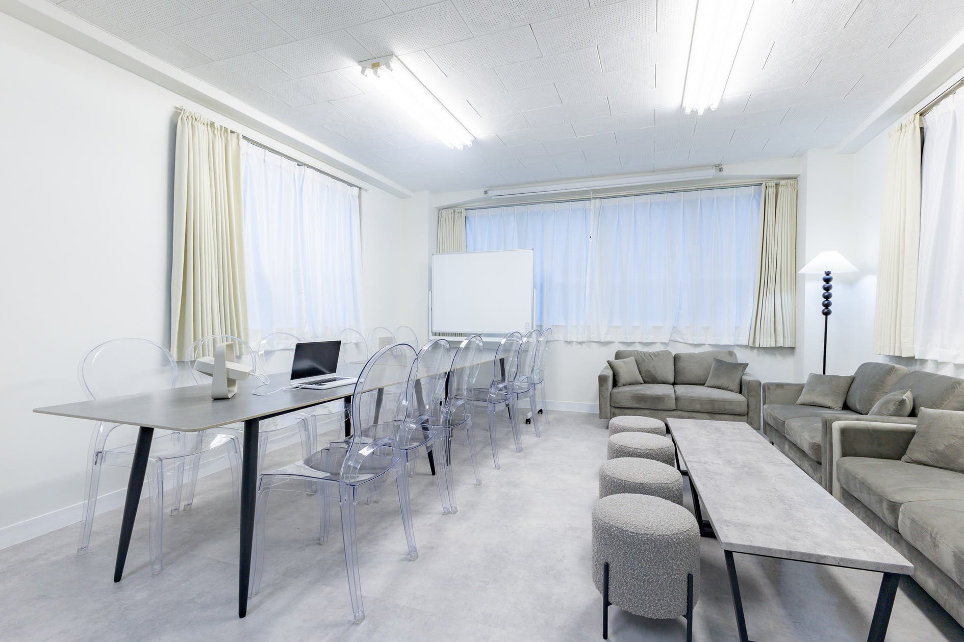 【OPEN特価】新橋駅チカ｜23名着席🉑×シンプル空間｜会議/セミナー/懇親会/パーティーに◎の写真12