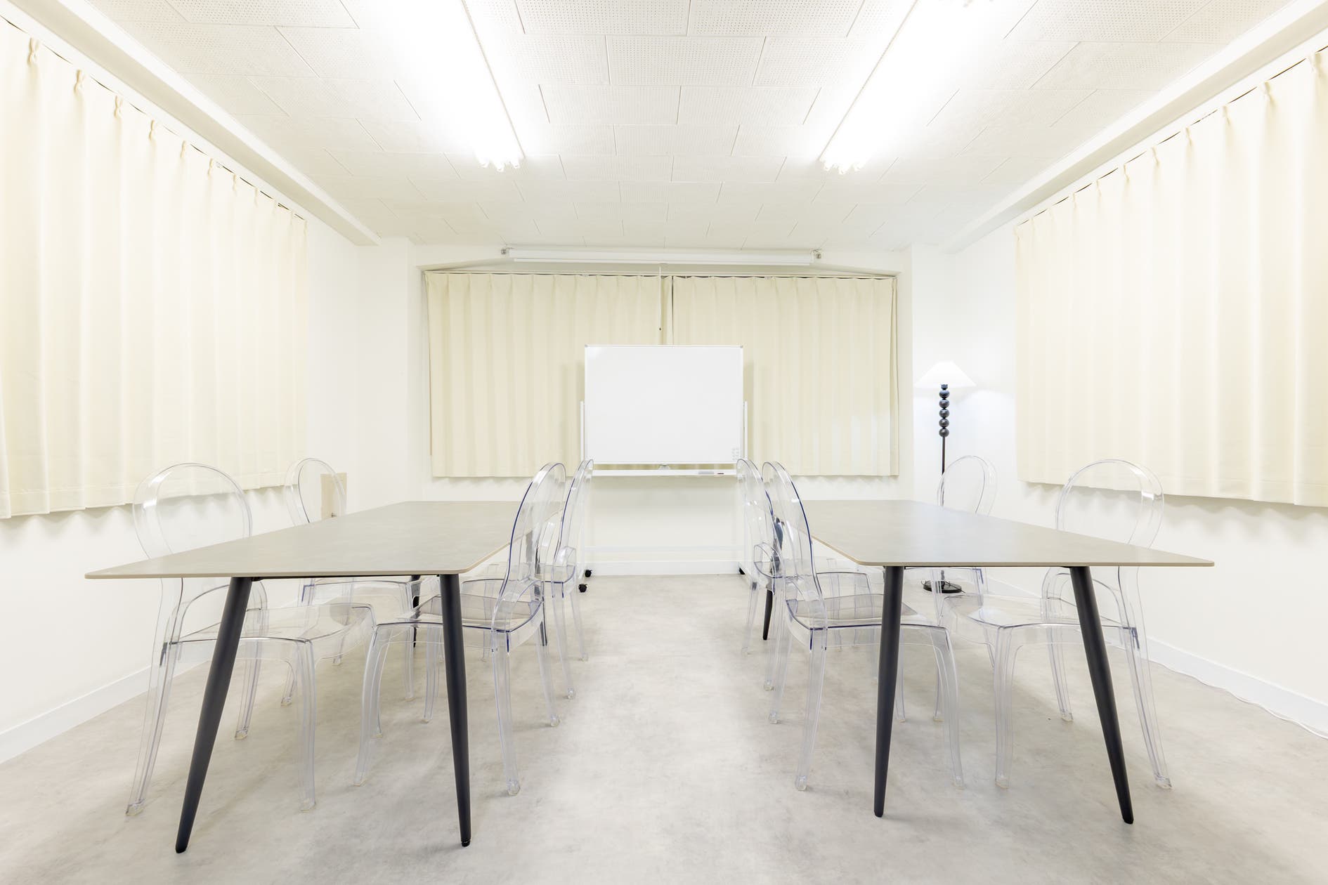 【OPEN特価】新橋駅チカ｜23名着席🉑×シンプル空間｜会議/セミナー/懇親会/パーティーに◎の写真17