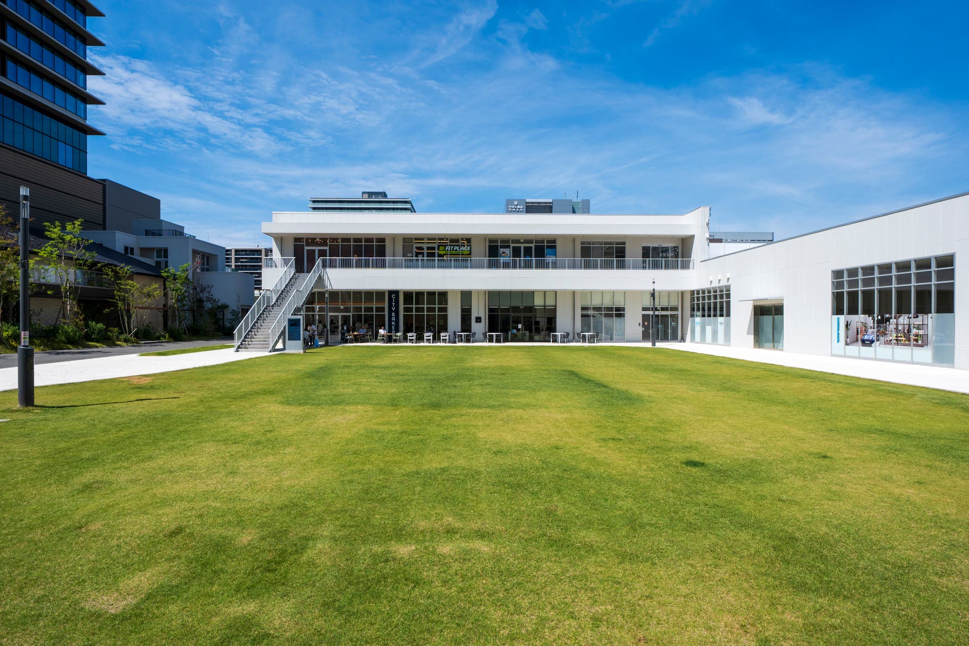 約300坪のふかふか天然芝！横浜みなとみらいの屋外イベント・撮影スペースの写真1