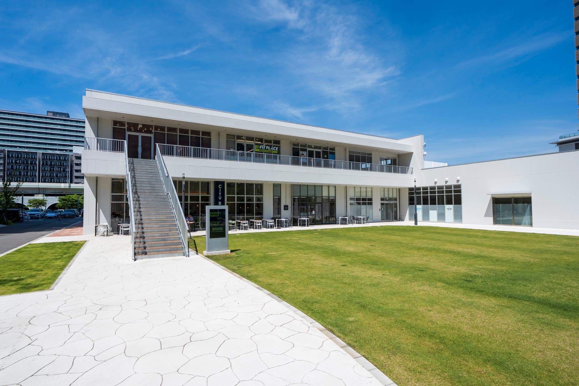 約300坪のふかふか天然芝！横浜みなとみらいの屋外イベント・撮影スペースの写真2