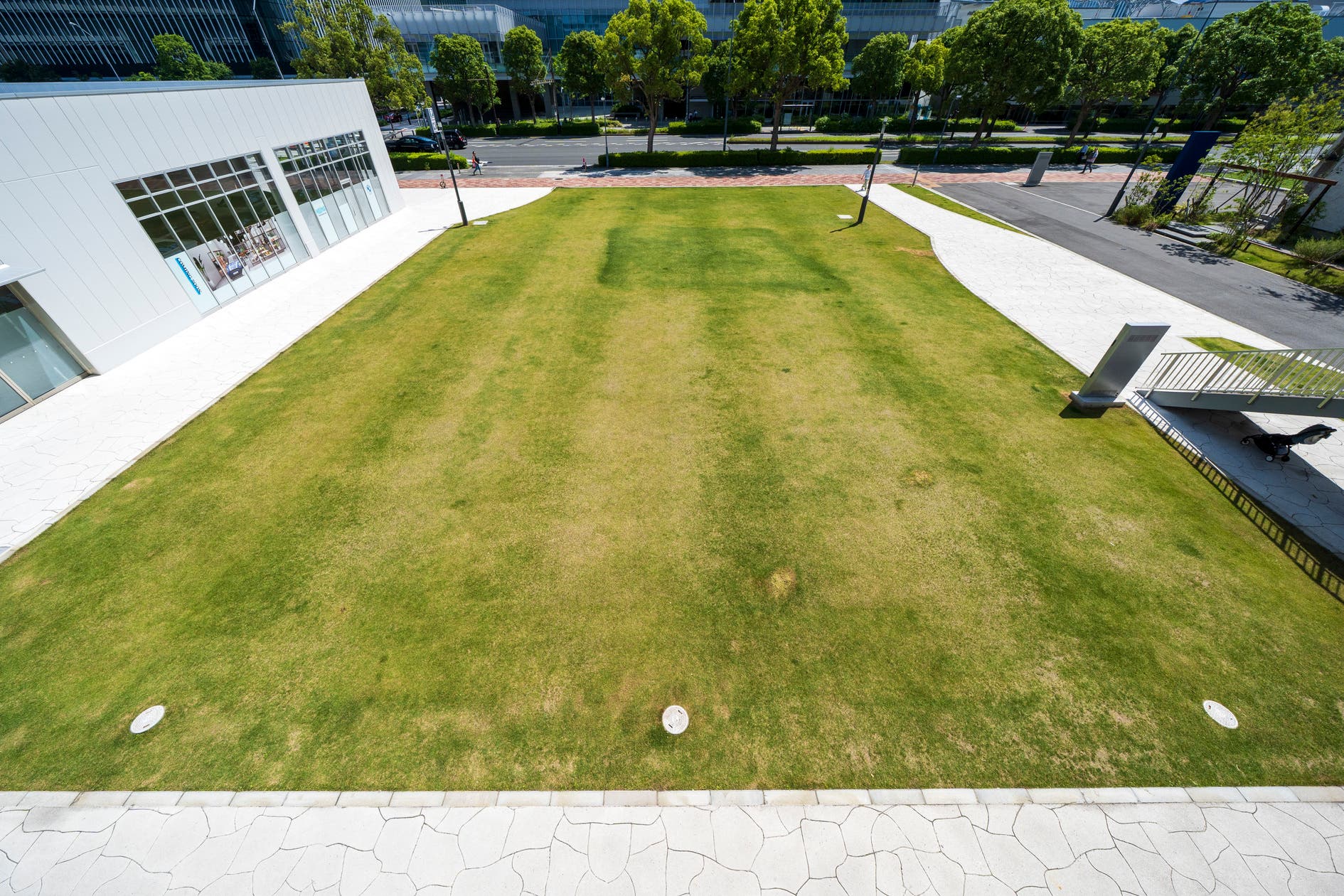 約300坪のふかふか天然芝！横浜みなとみらいの屋外イベント・撮影スペースの写真4