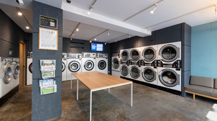 非日常の空間をお探しなら、スタイリッシュなコインランドリー『SPIN&WASH』が撮影にぴったりの写真1