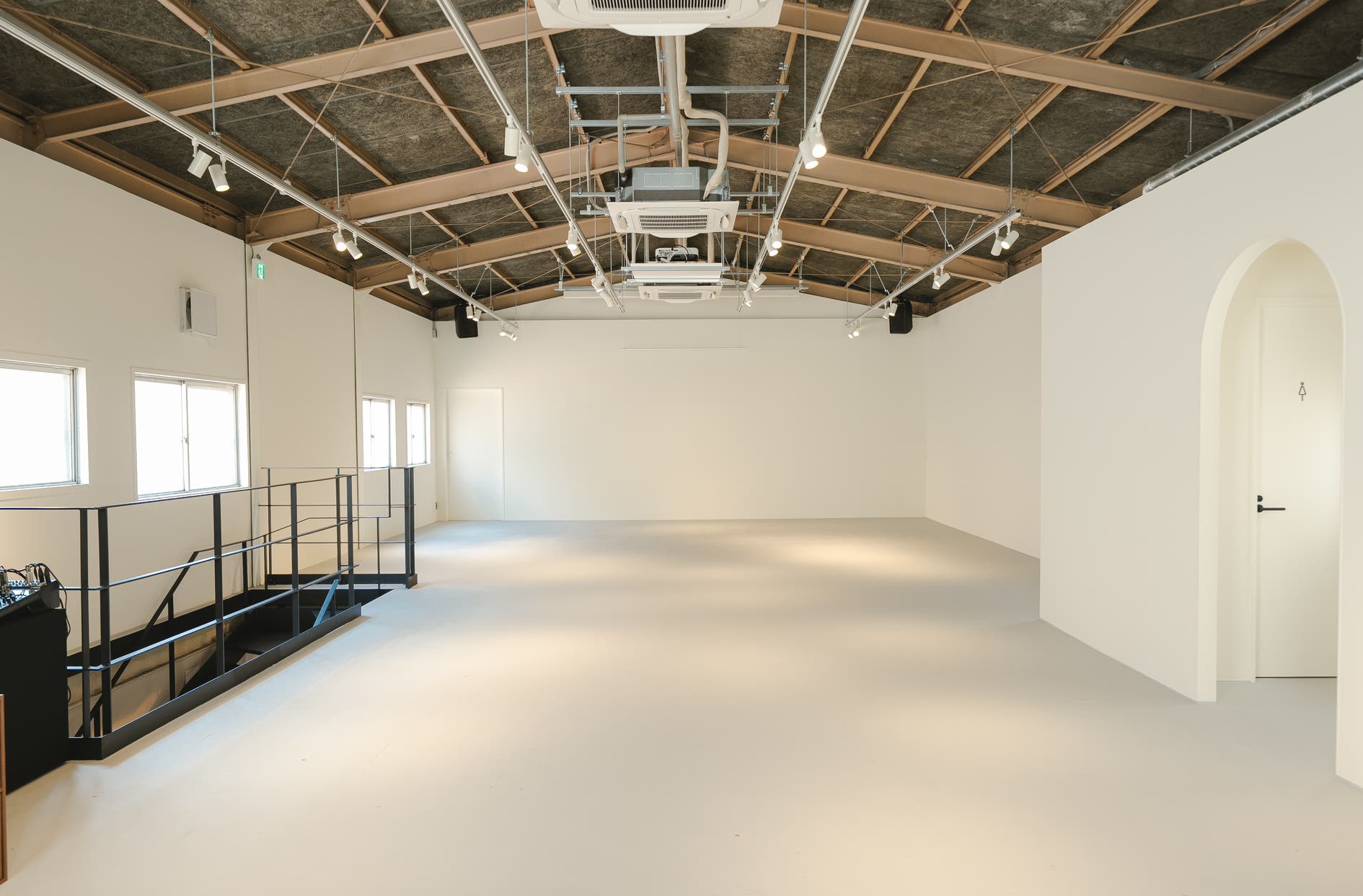 天井高4m超のメインフロアは100㎡超/2フロアで利用方法は無限大の写真1