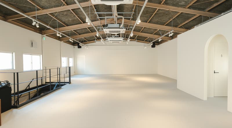 SOU（ソウ）【1棟貸切】天井高4m/広大な白壁のプレーンな大空間｜展示会・ポップアップ・撮影に最適な2フロア｜天六徒歩10分