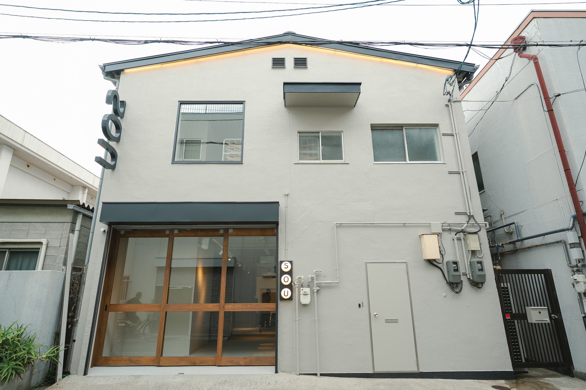 天井高4m超のメインフロアは100㎡超/2フロアで利用方法は無限大の写真2