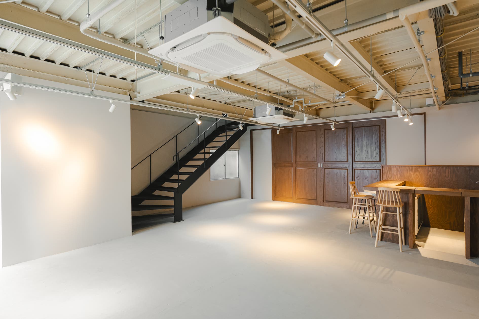 天井高4m超のメインフロアは100㎡超/2フロアで利用方法は無限大の写真4