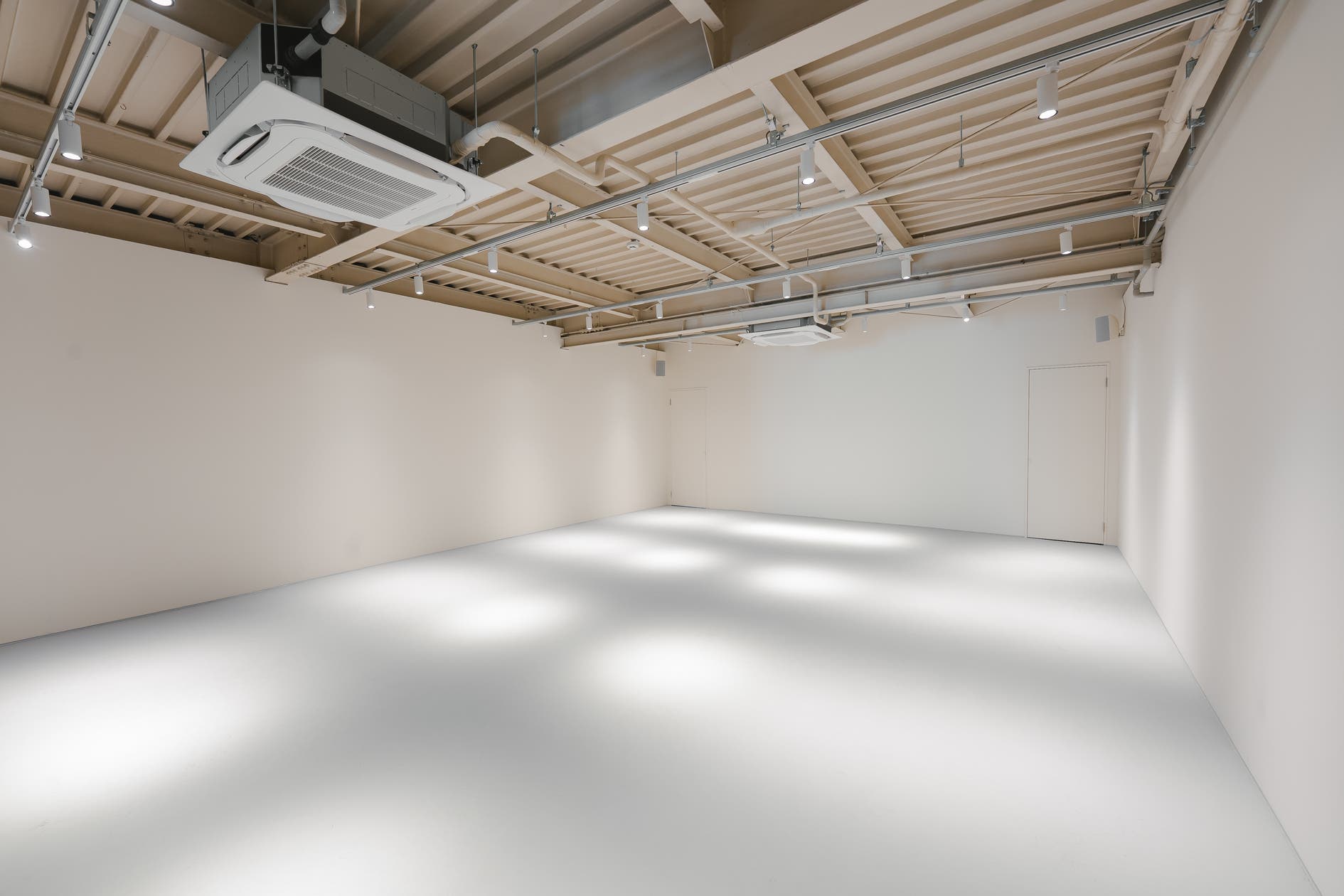 天井高4m超のメインフロアは100㎡超/2フロアで利用方法は無限大の写真3