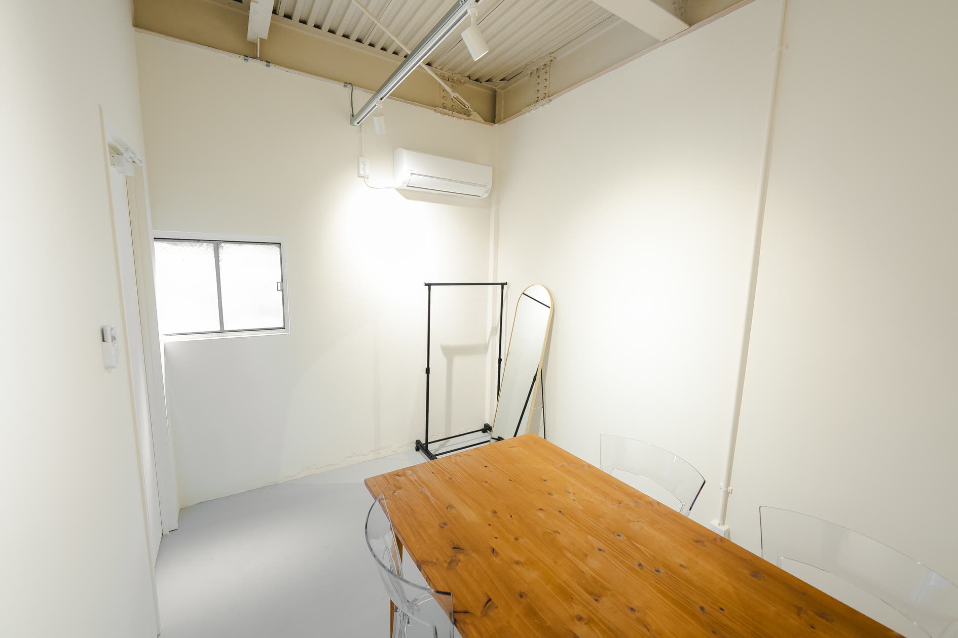 天井高4m超のメインフロアは100㎡超/2フロアで利用方法は無限大の写真5