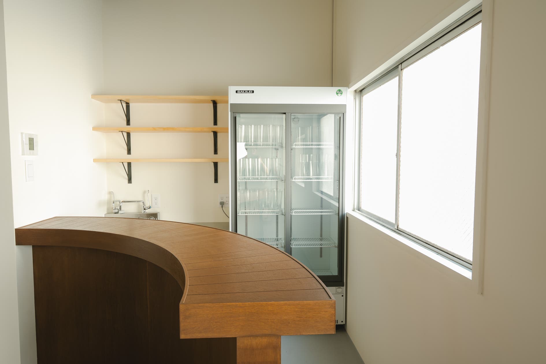 天井高4m超のメインフロアは100㎡超/2フロアで利用方法は無限大の写真6