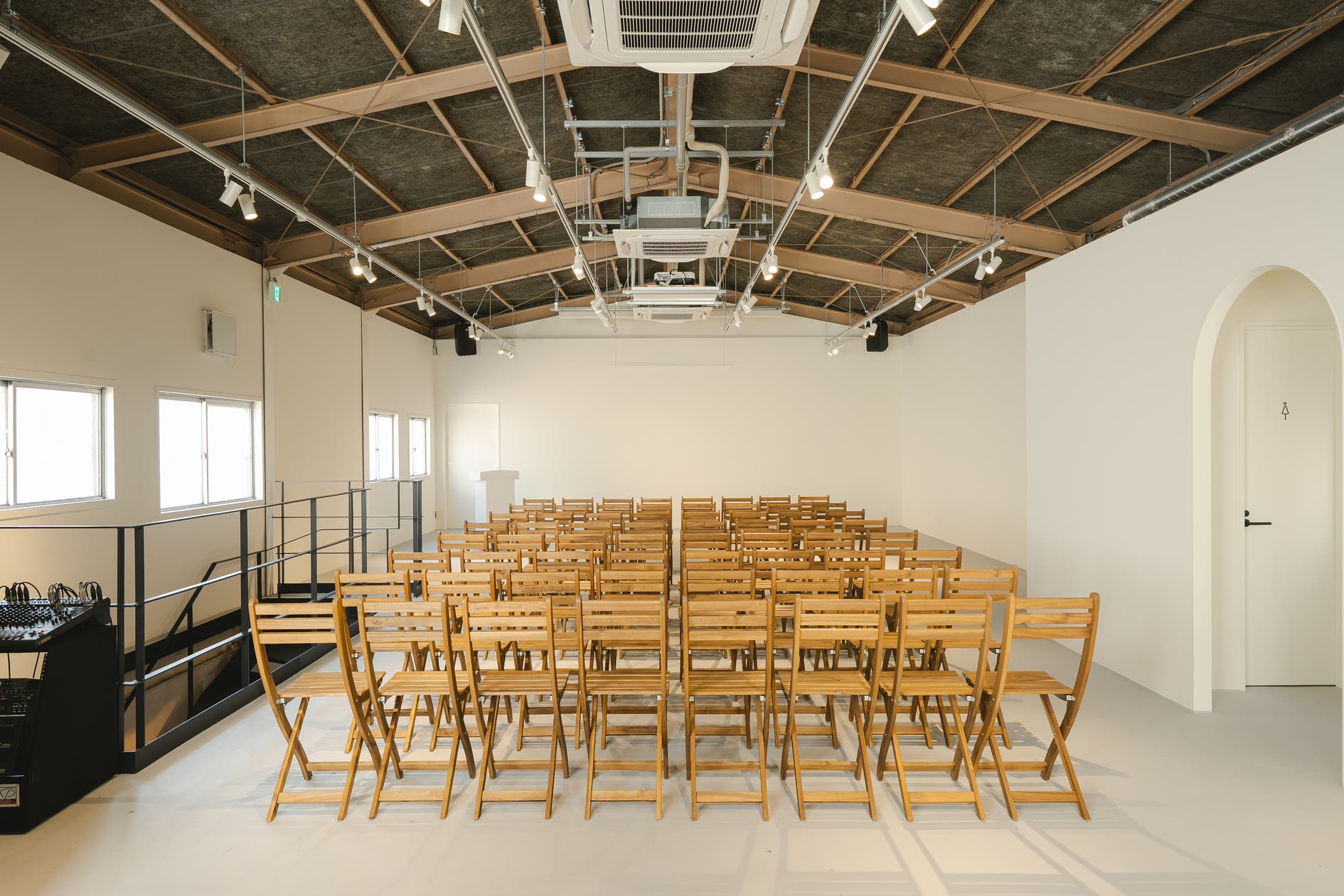 天井高4m超のメインフロアは100㎡超/2フロアで利用方法は無限大の写真7