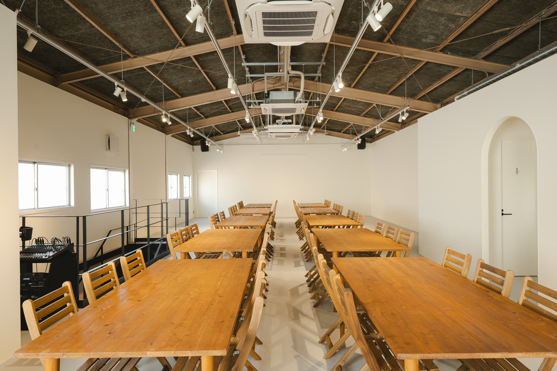 天井高4m超のメインフロアは100㎡超/2フロアで利用方法は無限大の写真8